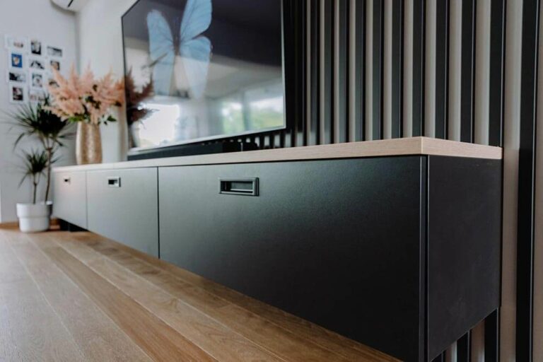 Pourquoi opter pour un meuble TV sur mesure? | BeHome Interiors