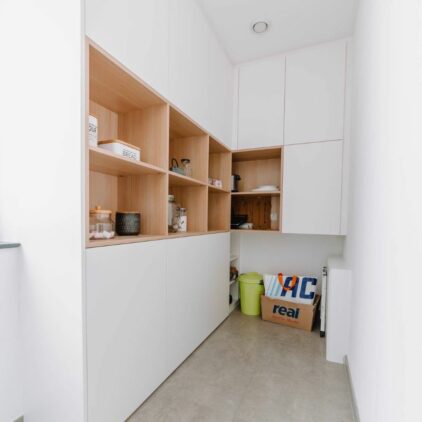 Mur de rangement sur mesure : 8 idées pour vous aider à l'aménager ...